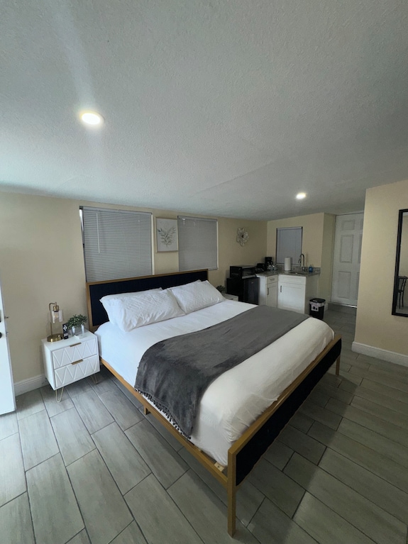 Welcome To Our Charming Studio, Perfectly Located Near Tampa Bay's Attractions. - Tampa Airport (TPA)