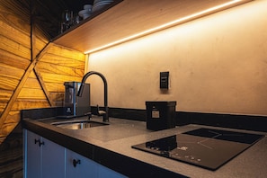 Minifrigorífico, um micro-ondas, uma placa de cozinha