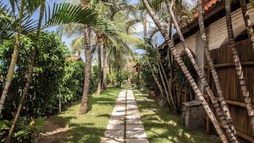 Quarto Twin Económico, vista para o jardim | Secretária adequada para computadores portáteis, ferro/tábua de engomar