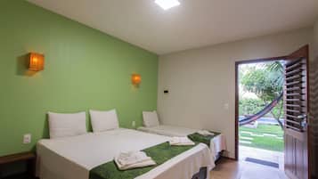 Quarto Twin Deluxe, 1 cama queen-size, vista para a piscina | Secretária adequada para computadores portáteis, ferro/tábua de engomar