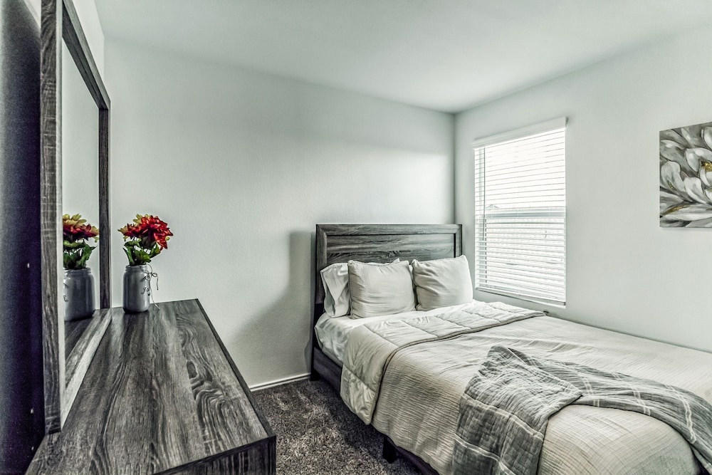 Entire modern home, 4BR/2.5B, Near Airport & COTA - Travis County | Vrbo