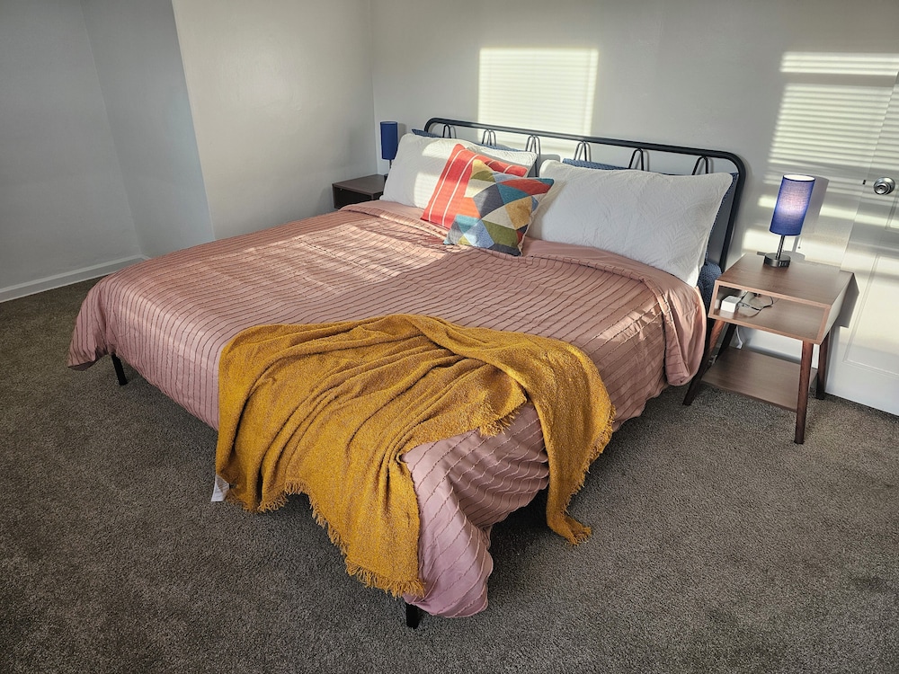 Charming 1-bedroom Apartment Near Downtown Salem - Salem, OR