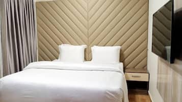 Quarto família, sacada, vista para a cidade | Escrivaninha, espaço de trabalho para notebook, Wi-Fi de cortesia