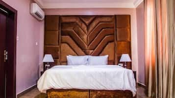 Quarto Comfort, varanda, Vista para a cidade | Secretária, secretária adequada para computadores portáteis