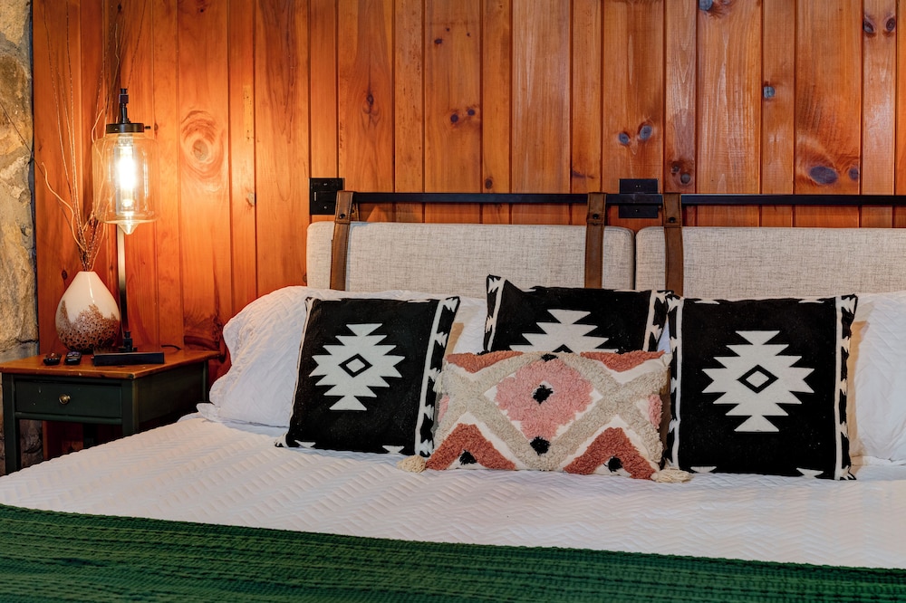 Furry Lodge And Suites - Lake Junaluska