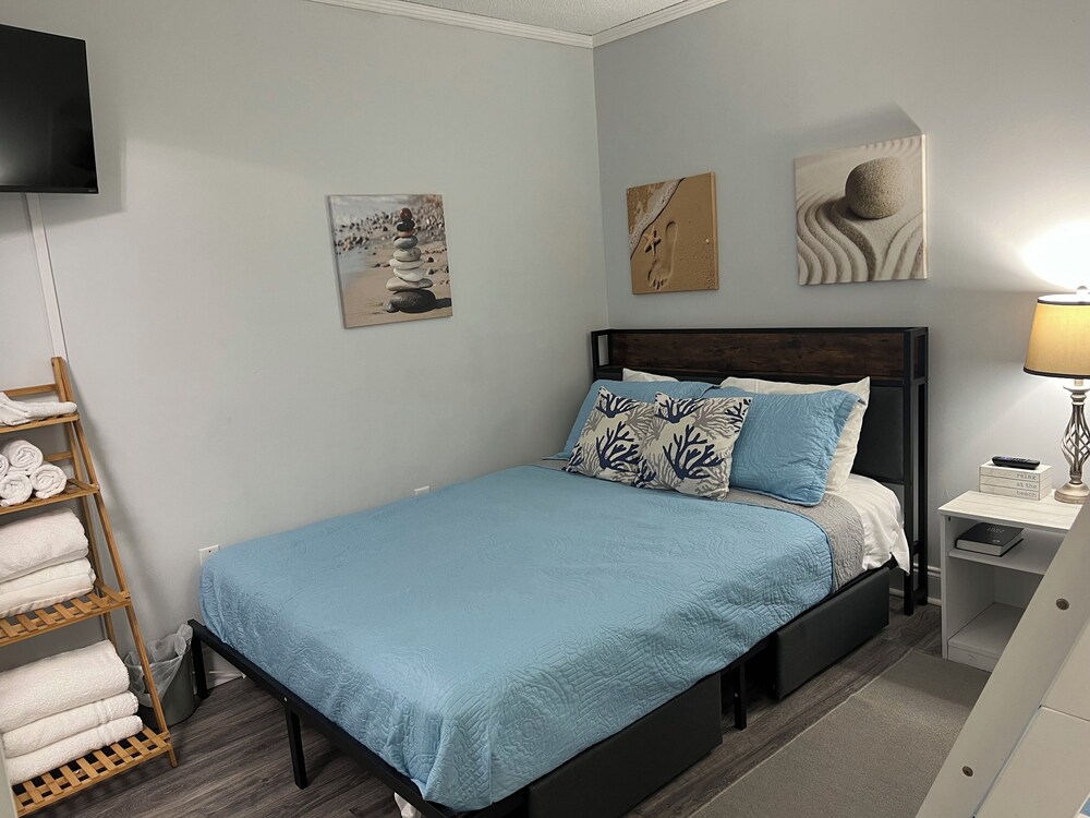 Cozy 1-bedroom beach block condo 90 steps to the beach. Ocean & bay ...