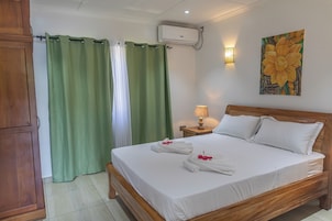 Cortinas blackout, ferros/tábuas de passar roupa, Wi-Fi de cortesia