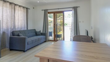 Apartamento luxo, 1 quarto, vista para o jardim | Área de estar | Smart TV