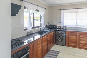 Apartamento luxo, 1 quarto, vista para o jardim | Cozinha privada | Geladeira grande, micro-ondas, fogão, cooktop