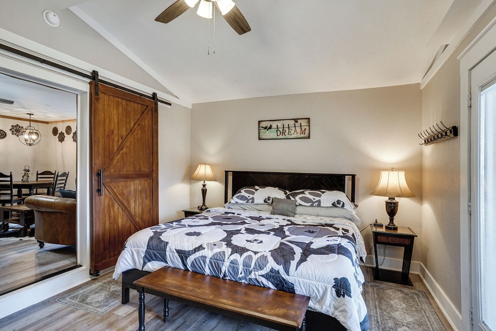 Pet-friendly Granbury Home W/ Yard, Near Downtown! - Granbury, TX