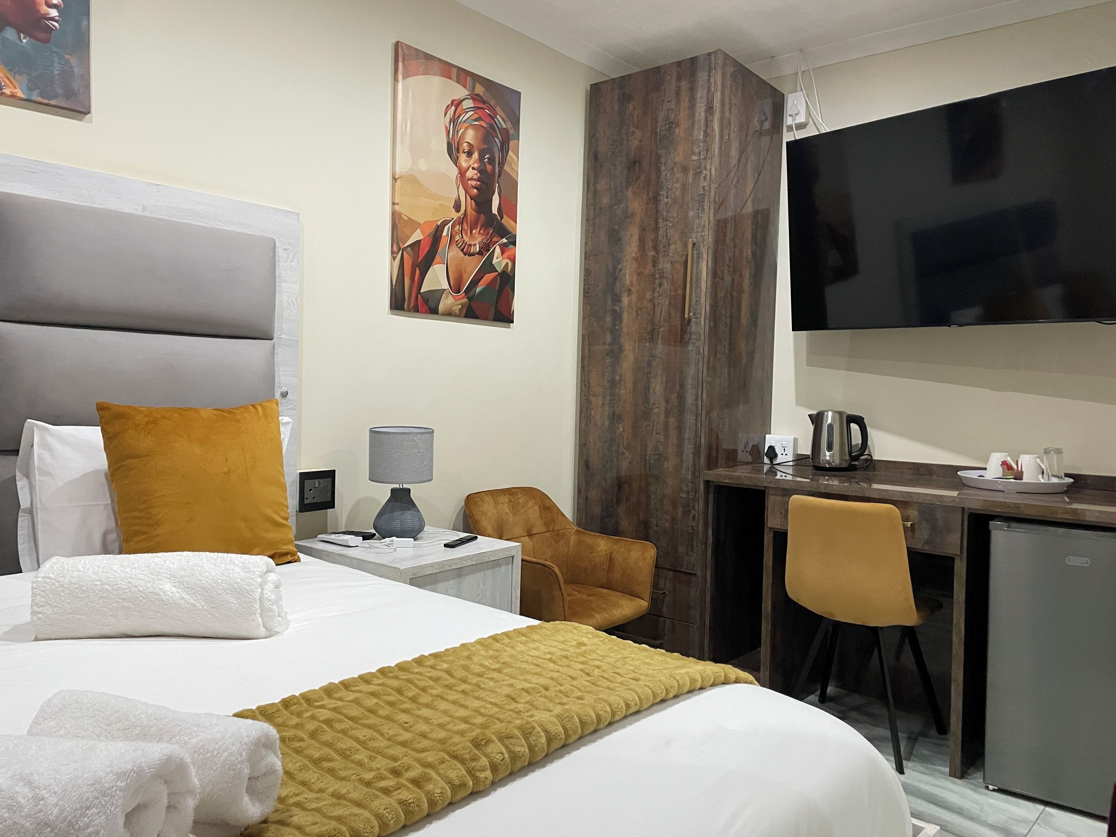 Secretária, ferro/tábua de engomar, Wi-fi grátis 