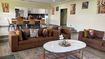 Villa Comfort, em dormitório misto, vista para a piscina, junto à piscina | Refeições no quarto