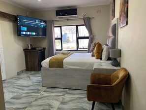 Villa Comfort, em dormitório misto, vista para a piscina, junto à piscina | Secretária, ferro/tábua de engomar, Wi-fi grátis 