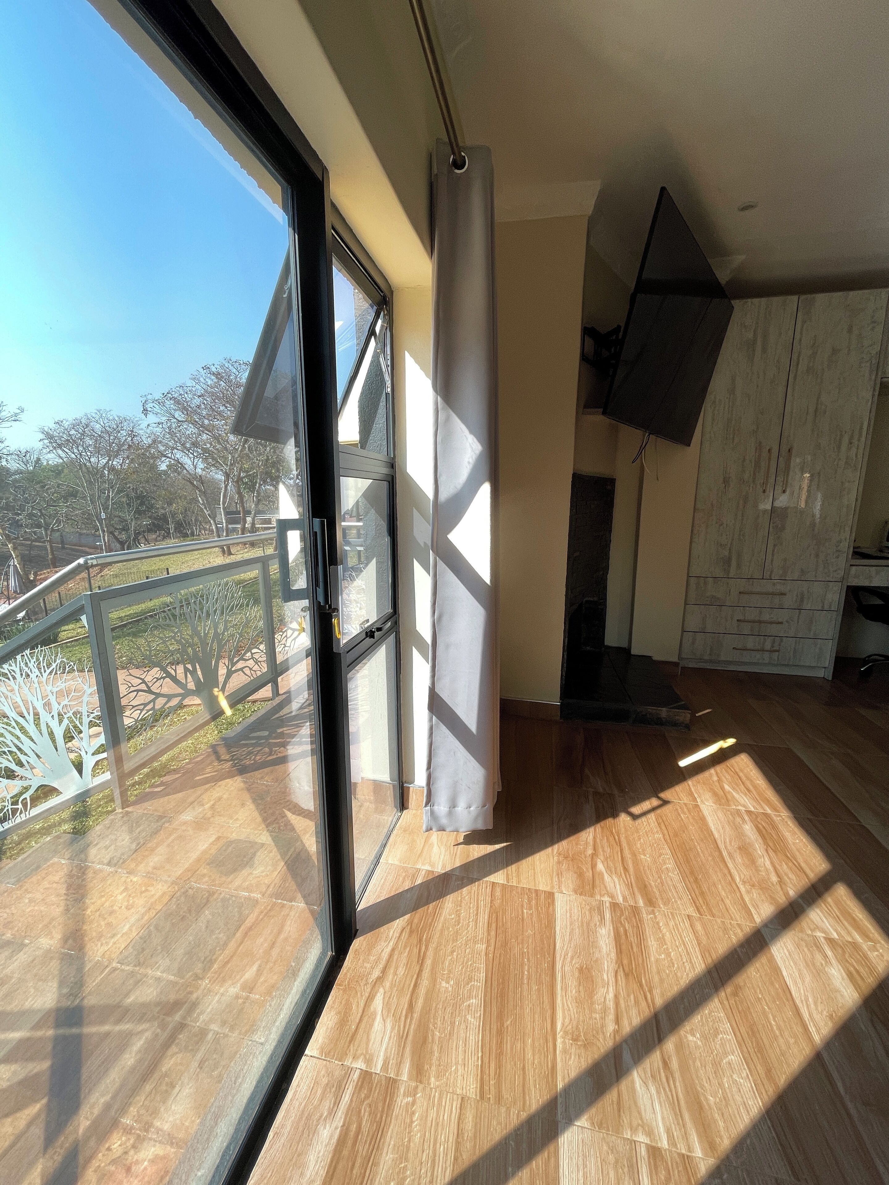 Casa Comfort, em dormitório misto, vista para a piscina, junto à piscina | Secretária, secretária adequada para computadores portáteis 