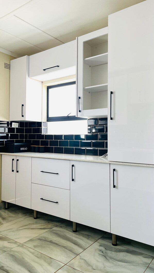 Villa Comfort, em dormitório misto, vista para a piscina, junto à piscina | Cozinha privada | Minifrigorífico, um micro-ondas, um forno, uma máquina de lavar louça 