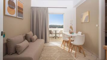 Apartamento Superior, vista para o mar | Sala de estar | Brinquedos