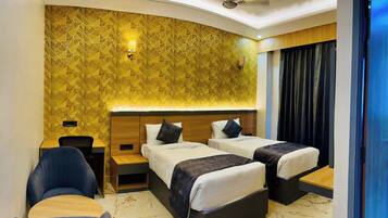 Frigobar (abastecido com alguns itens grátis), individualmente decorados