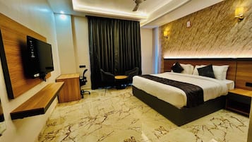 Frigobar (abastecido com alguns itens grátis), individualmente decorados