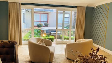 Casa, 4 quartos, sacada, vista para o jardim | Parte interna