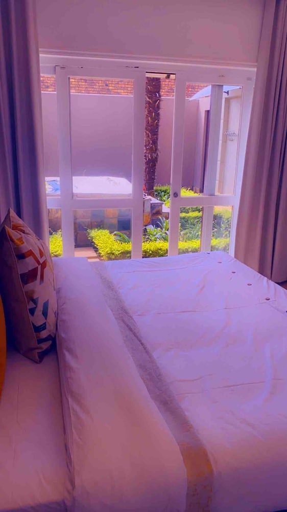 Or Tambo Airport Holiday Home - Germiston