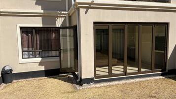 Apartamento, 3 quartos, pátio, vista para o jardim | Terraço/pátio interior