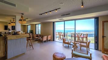 2 bares/lounges