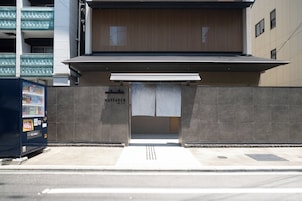 Entrada de um edifício com uma placa que diz 'WAYFARER'.