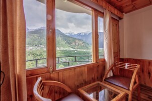 Quarto Duplo Comfort, varanda, vista para a montanha | Secretária adequada para computadores portáteis, ferro/tábua de engomar 