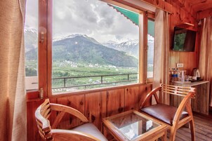 Quarto Duplo Comfort, varanda, vista para a montanha | Secretária adequada para computadores portáteis, ferro/tábua de engomar