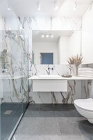 Apartamento exclusivo | Banheiro | Produtos de toalete grátis, secador de cabelo, toalhas de banho 