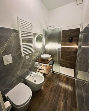 Suite, casa de banho anexa (Suite Elegant) | Casa de banho | Um polibã, um chuveiro fixo, artigos de higiene pessoal grátis 