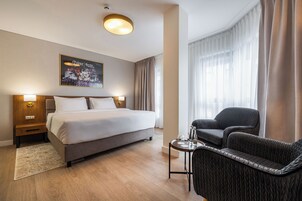 Suite-Estúdio Deluxe | Cofre no quarto, secretária 