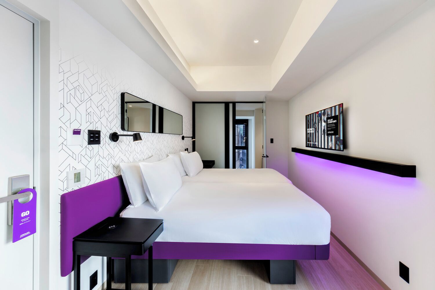 Quarto Twin Premium | Cofre com capacidade para portátil, secretária 