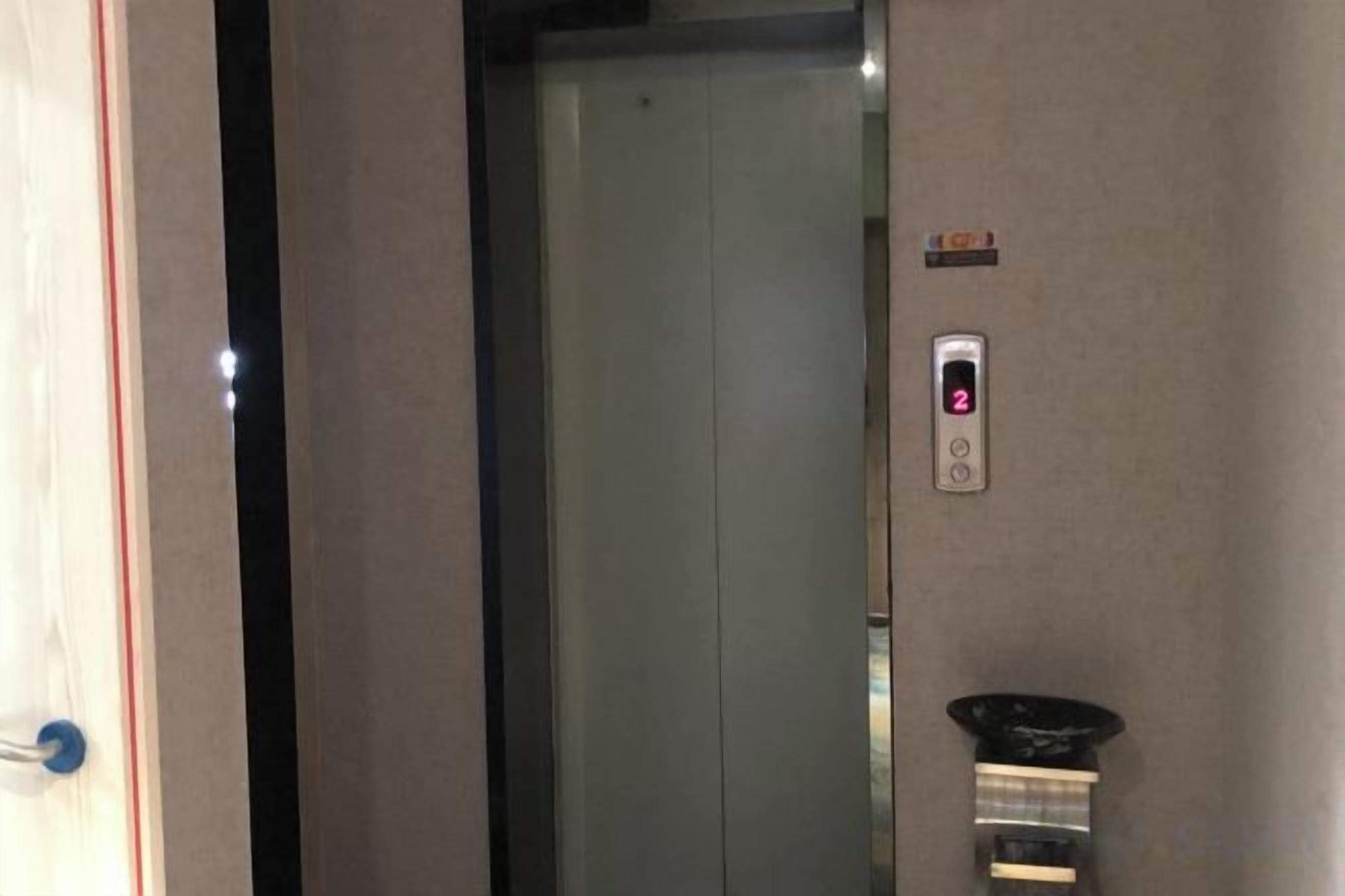 Um elevador com visor digital mostrando o número 2.