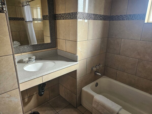 Toalhas de banho, sabonete, shampoo, papel higiênico