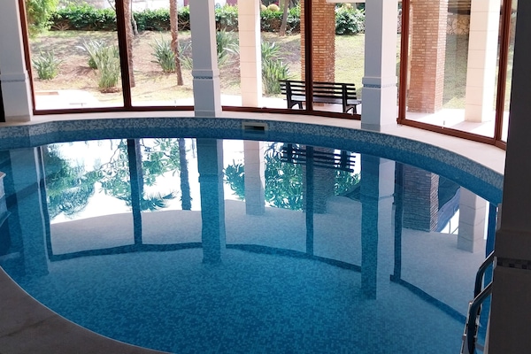 Piscina interior, espreguiçadeiras