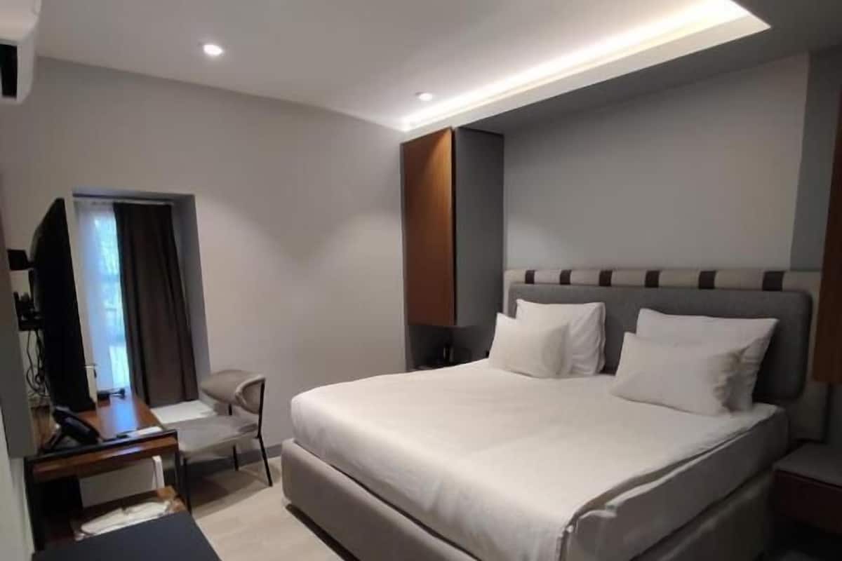 Quarto casal clássico, 1 cama King | 2 quartos, individualmente decorados, individualmente mobiliados