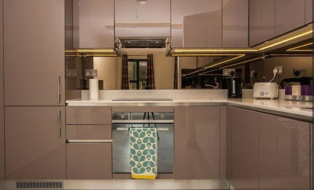 Modern, Central East London City Apartment - London