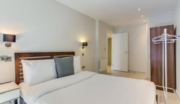 Modern, Central East London City Apartment - London