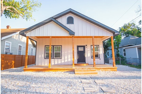 Experience Convenience W/ 4br/3ba Near Alamodome - Lone Star - San Antonio