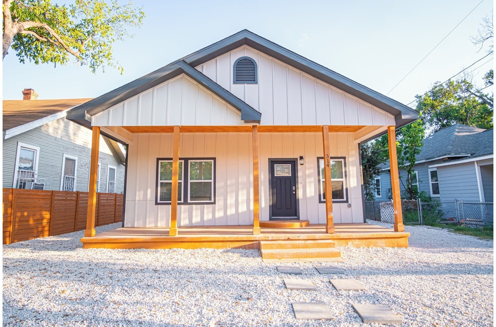 Experience Convenience W/ 4br/3ba Near Alamodome - San Antonio, TX