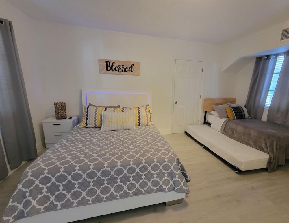 Charming 3-bedroom House With Ac And Wifi In Delightful Miami - Miami, FL
