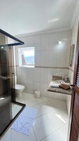 Quarto casal conforto, 1 cama Queen, banheiro privativo | Vista para o jardim