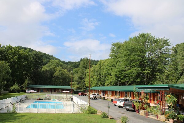 Two Rivers Lodge - Bryson City, NC