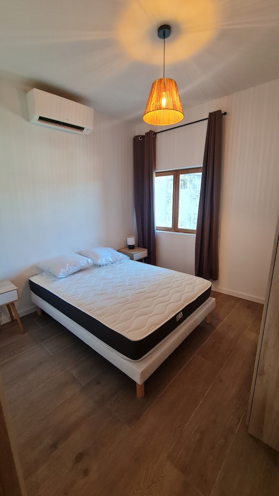 Appartement 2 Pièces Très Spacieux Rénové, éQuipé De Climatisation,wifi à Vence. - Vence