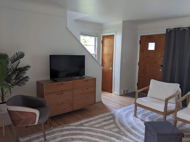 Fantastic 2-bedroom Townhome, 2 Blocks From Michigan Stadium! - Ann Arbor