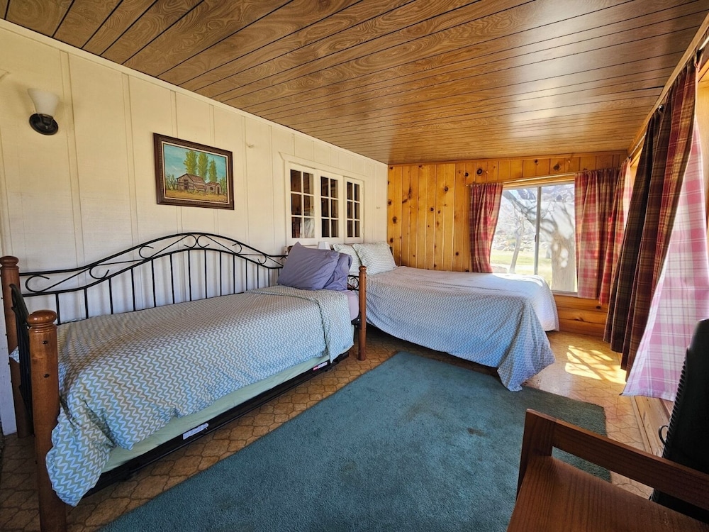 Rustic 1950s Cabins Located On 4 Acres Of Pine Trees Surrounded By Upper Desert - Lake Isabella, CA