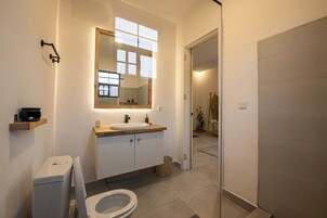 Um polibã, roupões, chinelos, toalhas fornecidas 