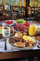 Pequeno-almoço completo aos fins de semana (25.95 USD por pessoa) 