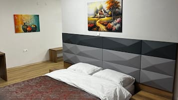 1 quarto, escrivaninha, espaço de trabalho para notebook